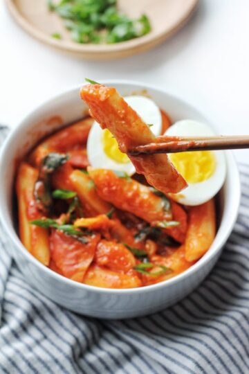 Hot & Spicy Korean Rice Cake (Tteokbokki) Recipe - Couple Eats Food